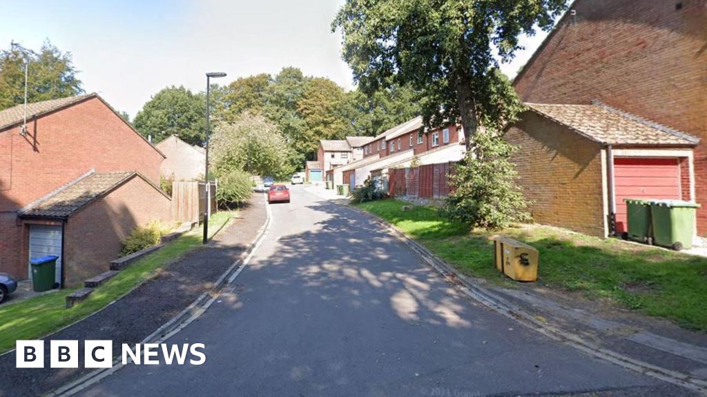 Man charged with murder after Southampton flat death - BBC News