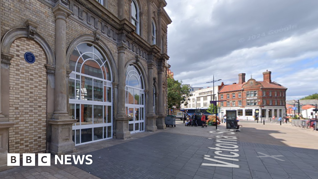 Wolverhampton: Teenagers arrested over Victoria Square attack - BBC News
