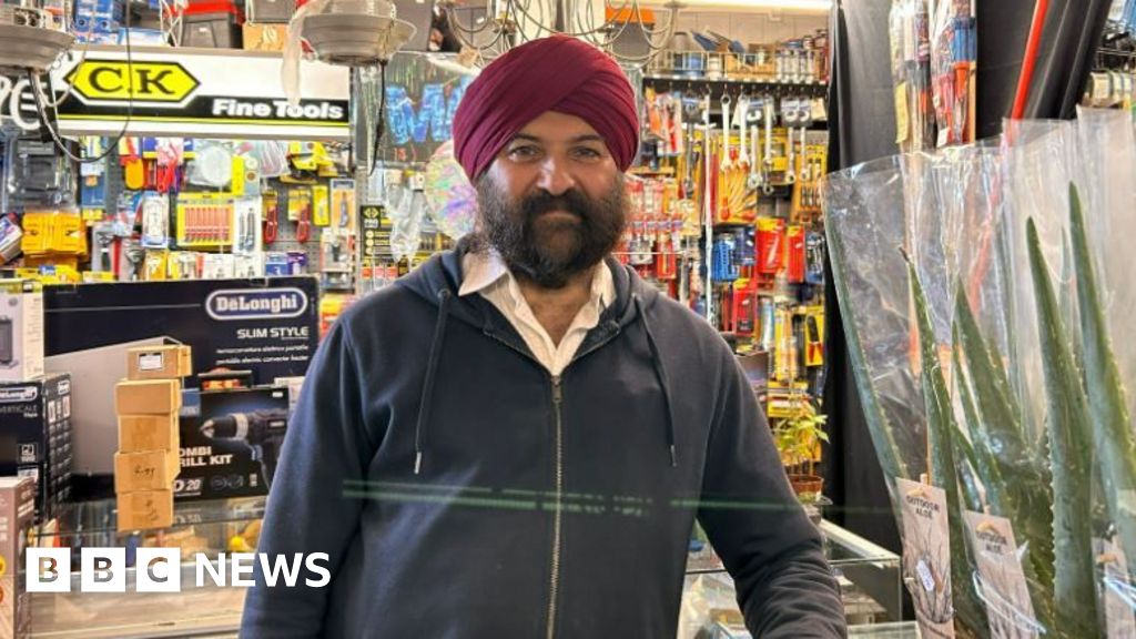 Shoplifting: Smethwick retailer calls for greater punishments - BBC News