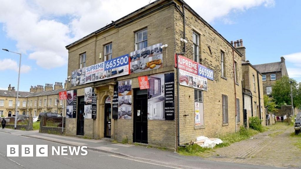 Bradford: Plan to remove modern signs from listed building - BBC News