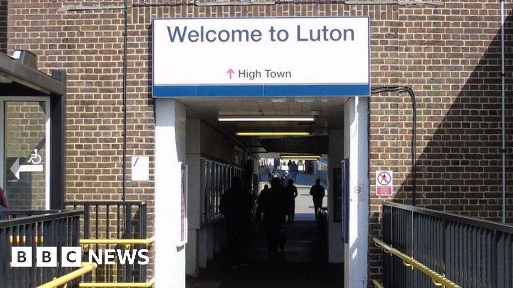 Man in hospital after stabbing at Luton railway station