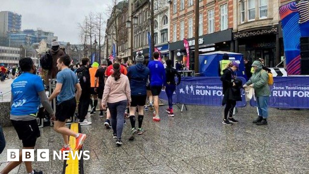 Nottingham 10K: Hundreds of runners complete run through city - BBC News