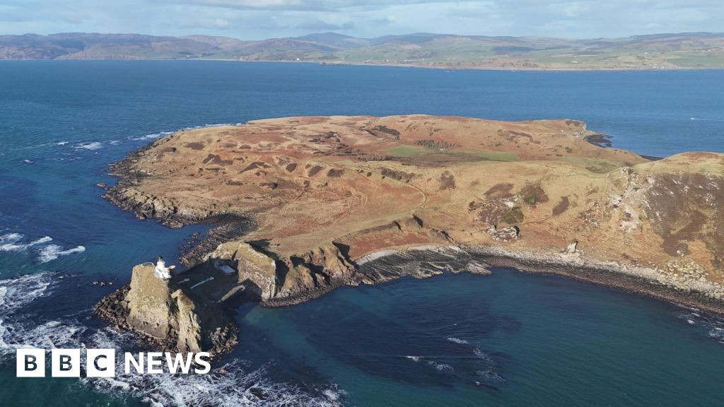 Mowi buys Sanda Island and Fladda-Chuain for new salmon farms - BBC News