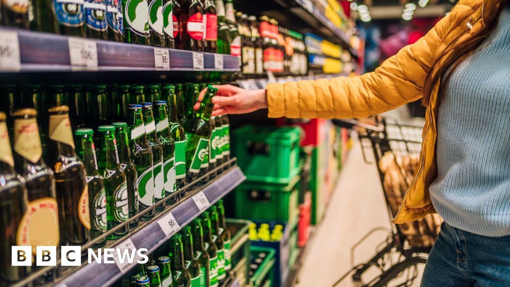 Minimum alcohol pricing: Health minister seeking law in NI - BBC News