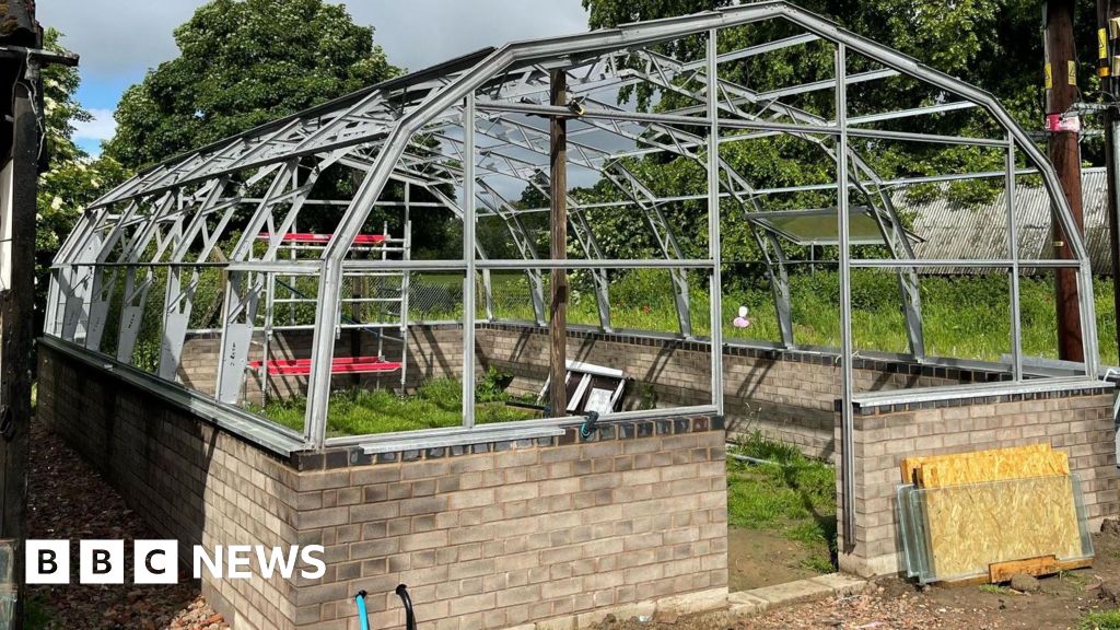 Percy Thrower's Shrewsbury greenhouse rebuilt by men's group - BBC News