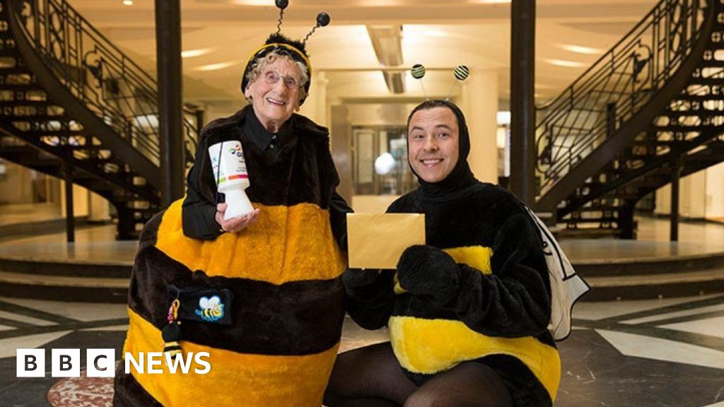 Hull: New train named after Bee Lady fundraiser Jean Bishop - BBC News