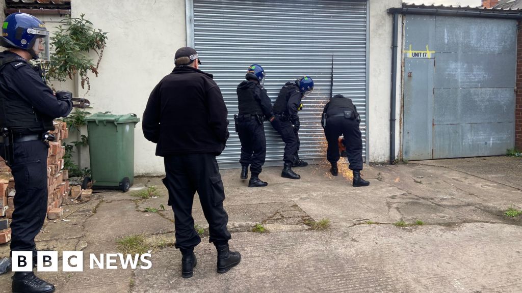 'Significant arrest' after Birmingham chop shop raid - BBC News