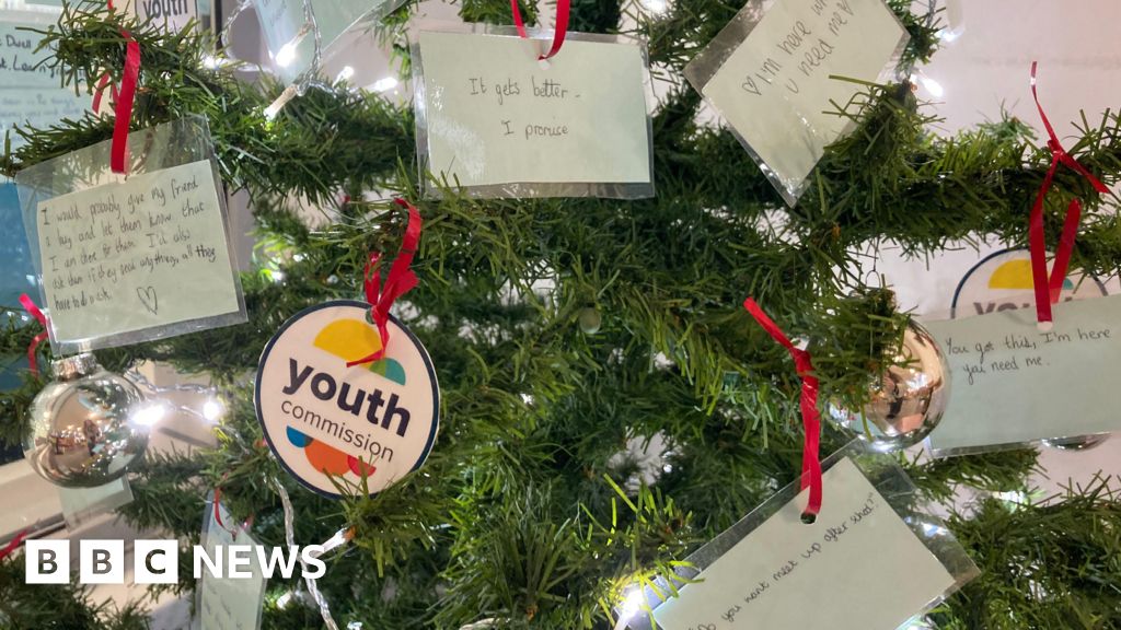 Guernsey Christmas tree decorated with supportive messages - BBC News