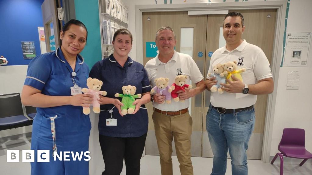 Surrey: Children receive donated teddies at hospital - BBC News