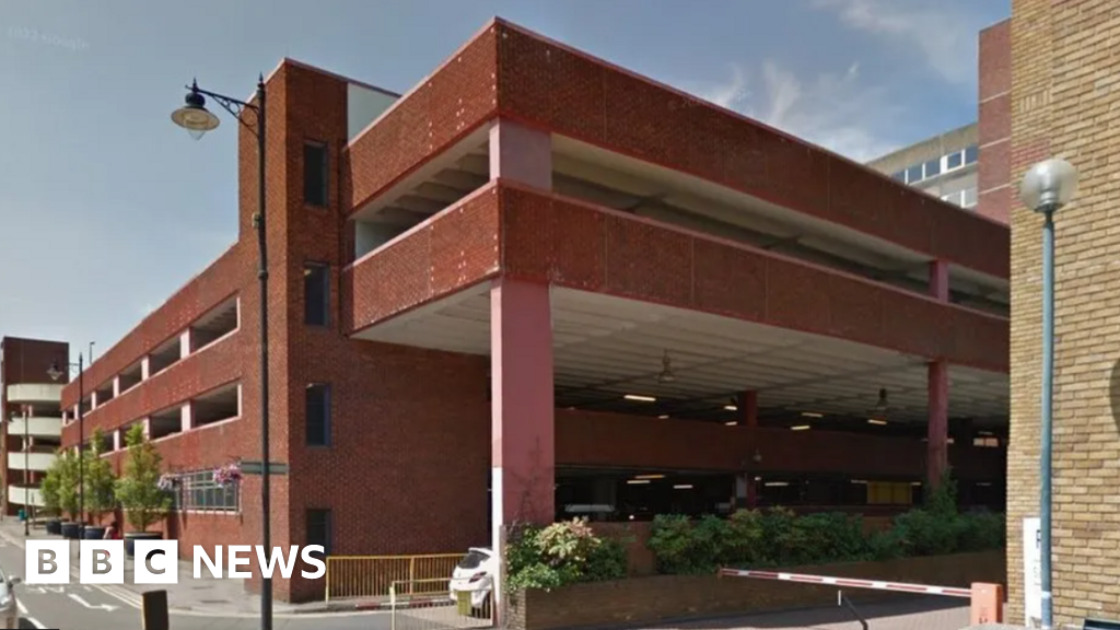 Maidenhead road closures delayed for car park demolition - BBC News