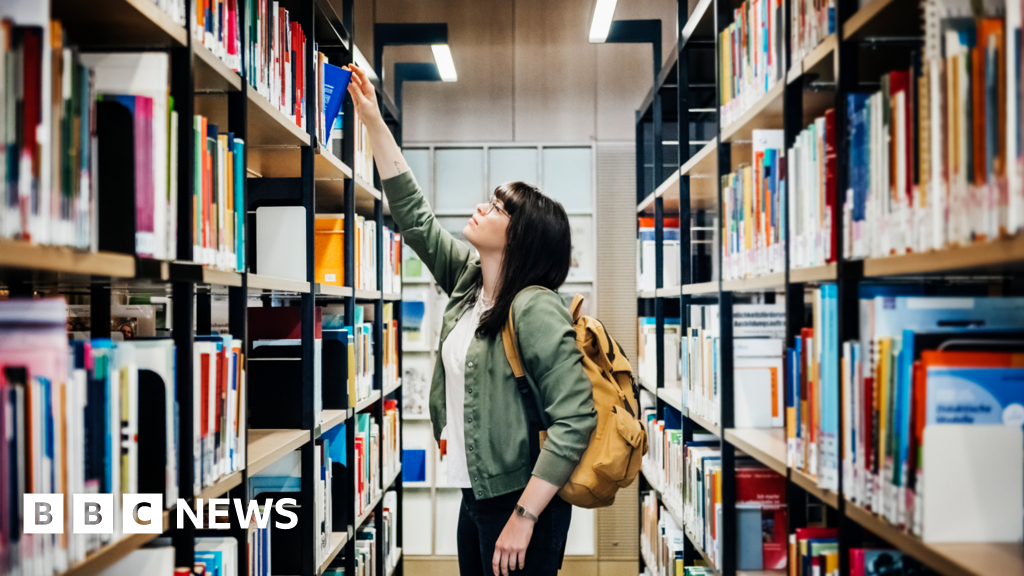Campaigners urge pause in Birmingham's library closure plans - BBC News