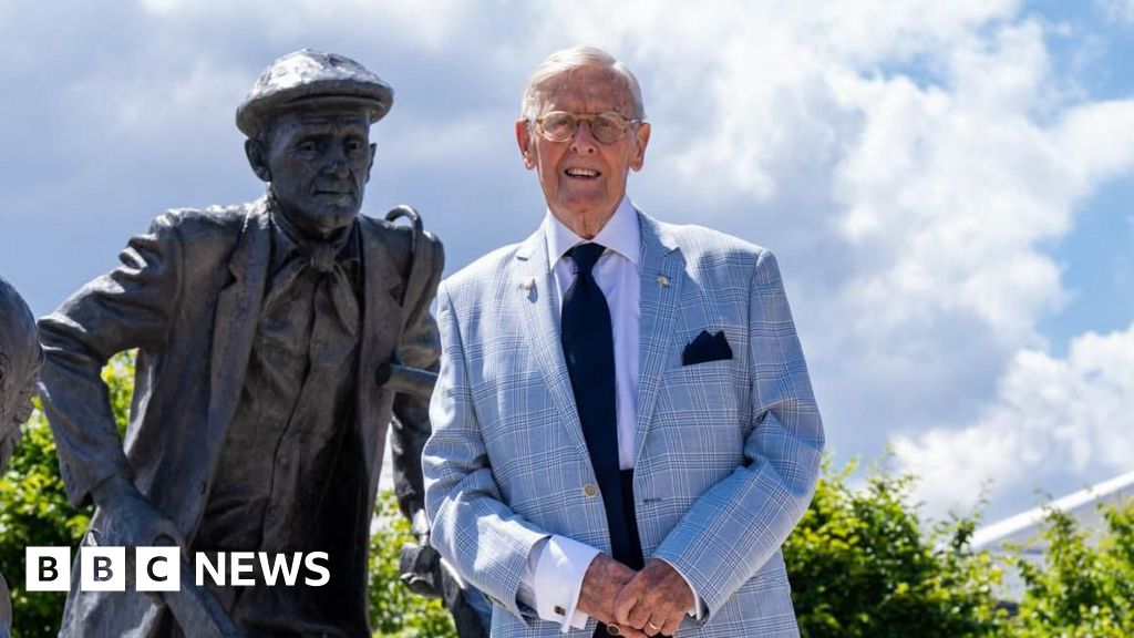 London dockworker, 89, cast in bronze revisits statue - BBC News