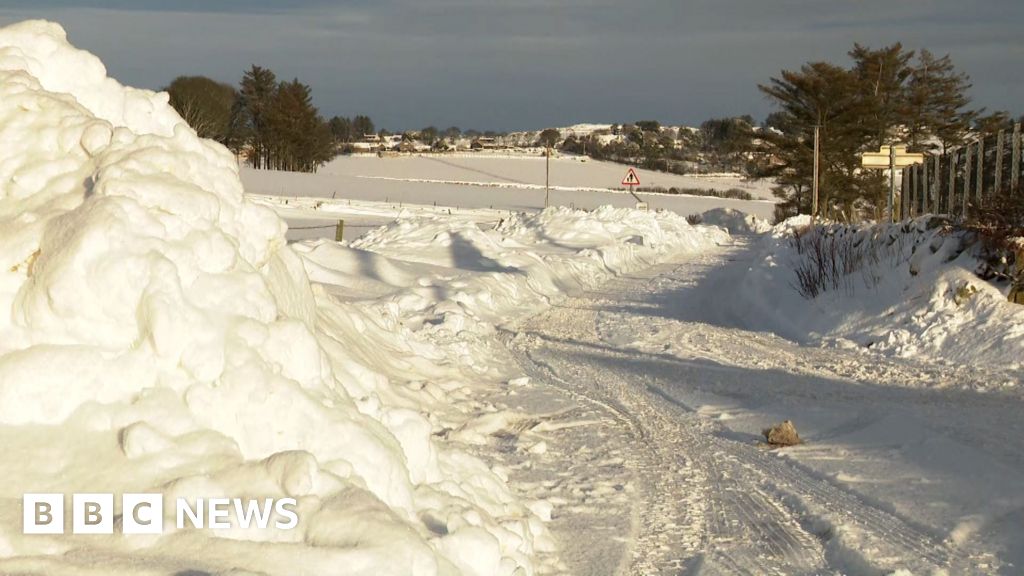 Portlethen villagers describe being snowed in - BBC News