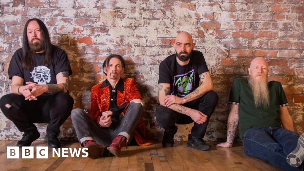 Liverpool band Space to headline festival - BBC News