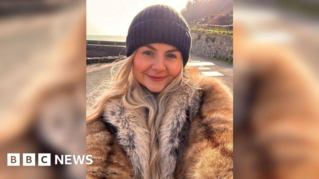 Women climb Snowdon in tribute to Swindon friend's bravery - BBC News