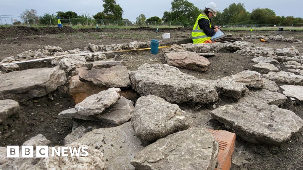 'Remarkable' Roman villa discovered at Grove housing site - BBC News