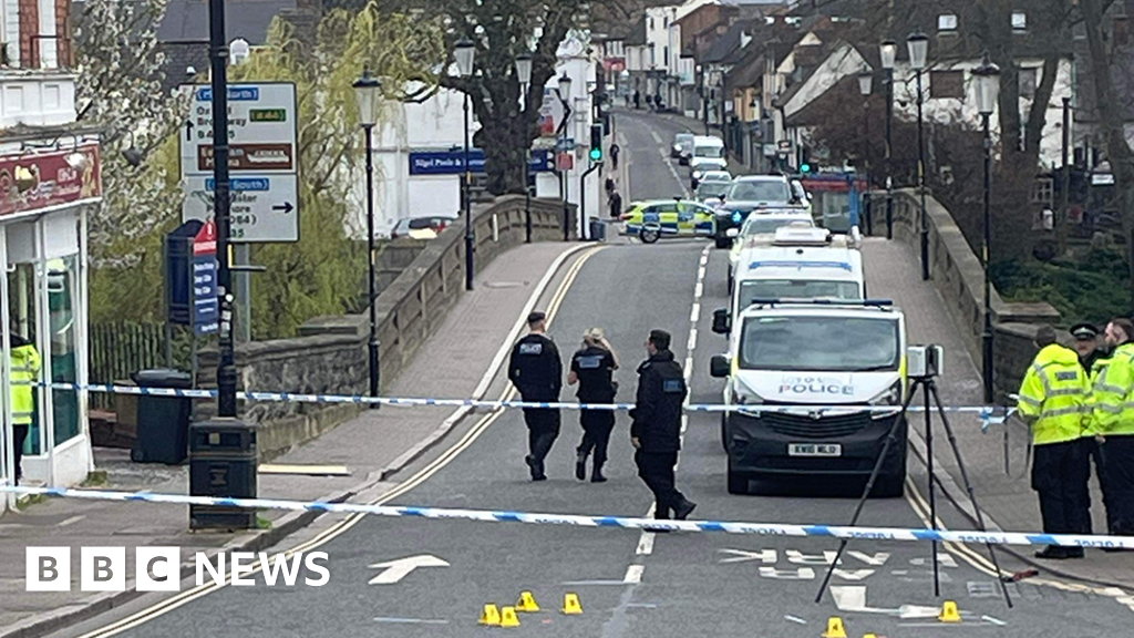 Evesham hit-and-run arrests as woman hurt in Bridge Street crash - BBC News