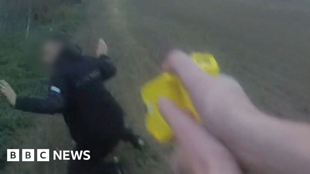 'Dramatic' police chase caught on dashcam - BBC News