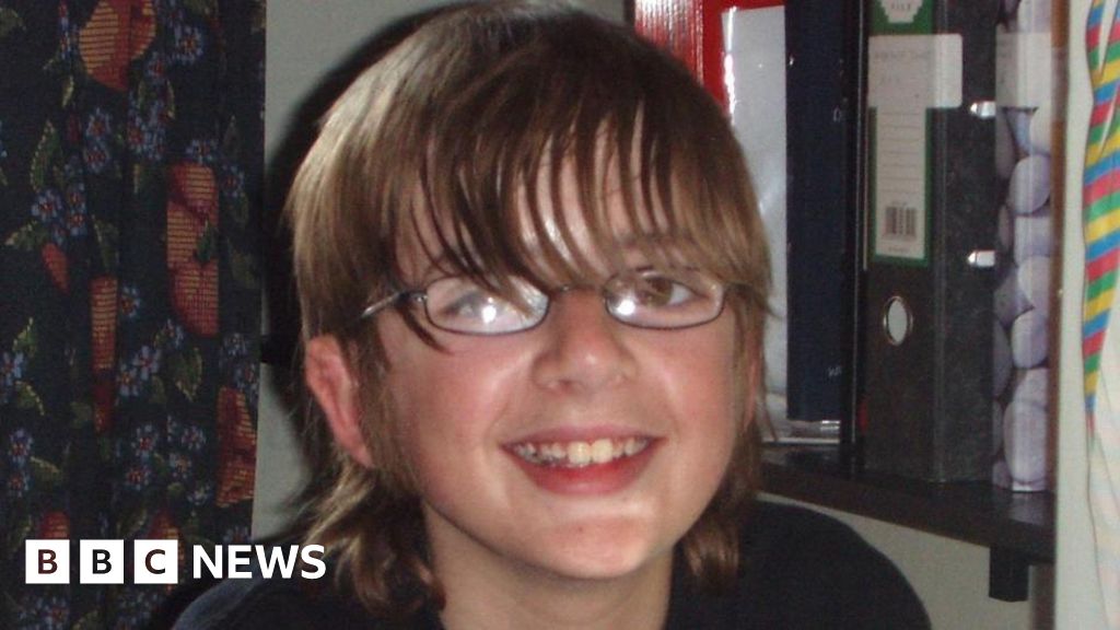 Andrew Gosden's dad praises train staff's focus on vulnerable - BBC News