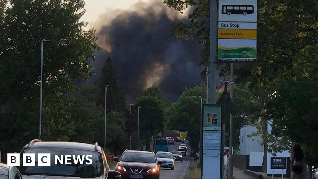Firefighters tackle large fire at Letchworth industrial estate - BBC News
