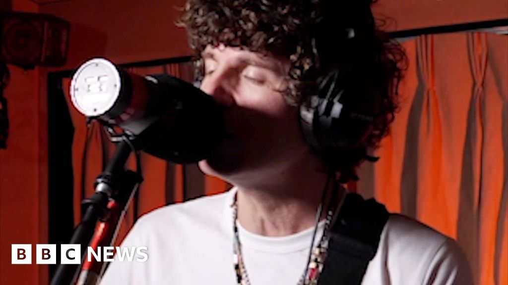 The Kooks perform their iconic song Naive on the Sofa Session - BBC News