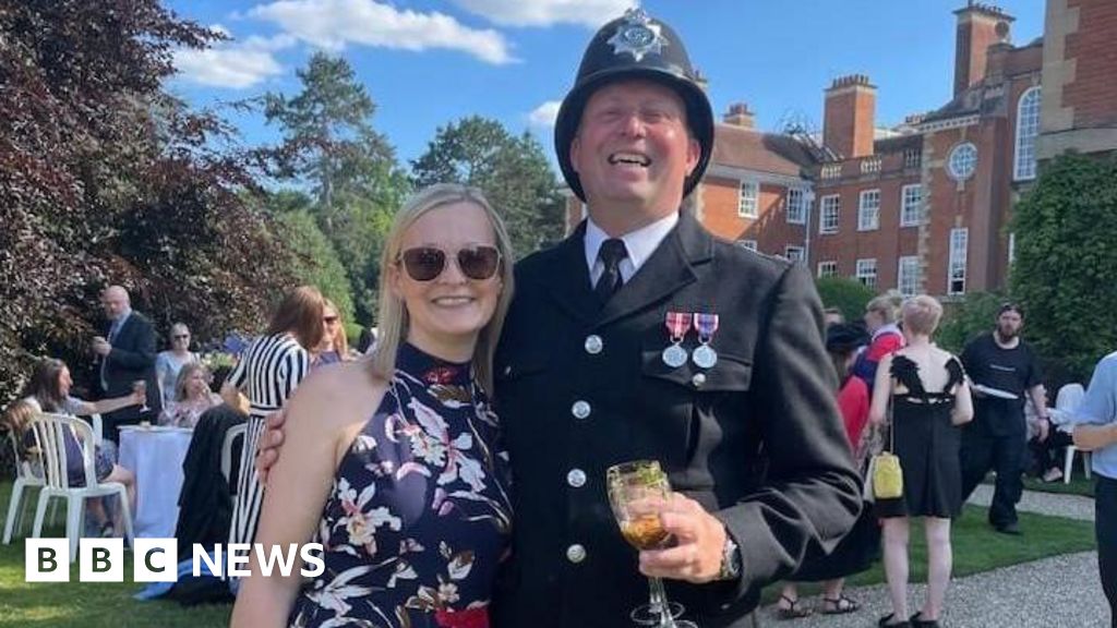 Honours: Thames Valley Police officers get British Empire Medal - BBC News