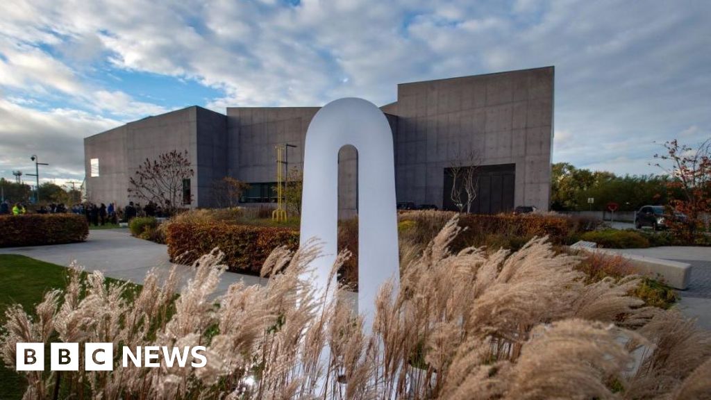 Wakefield aims to become UK's sculpture capital by 2029 - BBC News