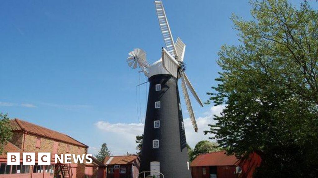 Burgh le Marsh windmill: Sails to return to storm damaged mill - BBC News