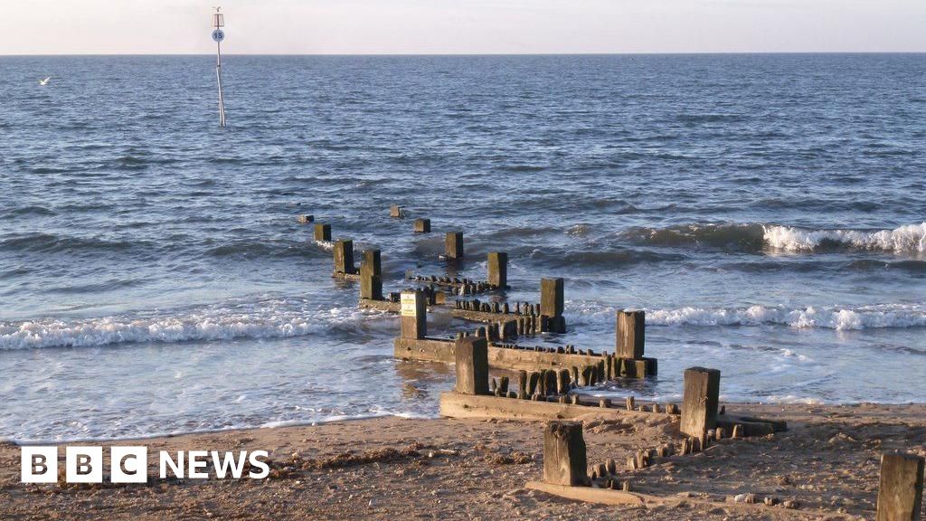 Police investigate death of man found on Hunstanton beach - BBC News