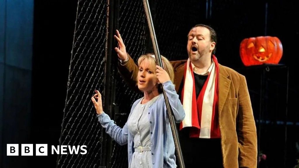 WNO chorus singers' strike stays paused for talks - BBC News