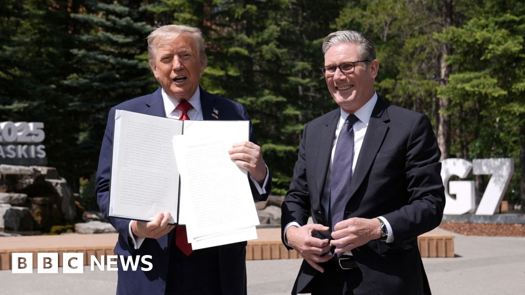 Trump drops trade deal papers and calls the UK the EU - BBC News