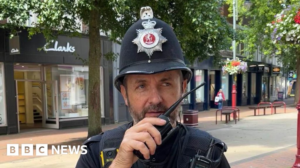 Popular police officer retires after 23 years on the beat - BBC News