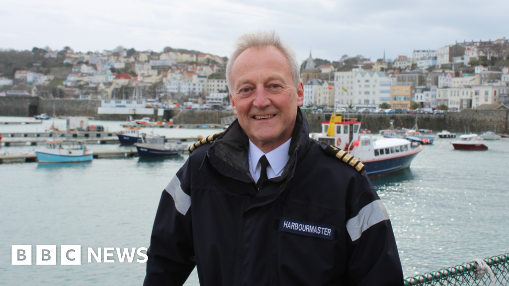 Guernsey's Harbour Master to retire - BBC News