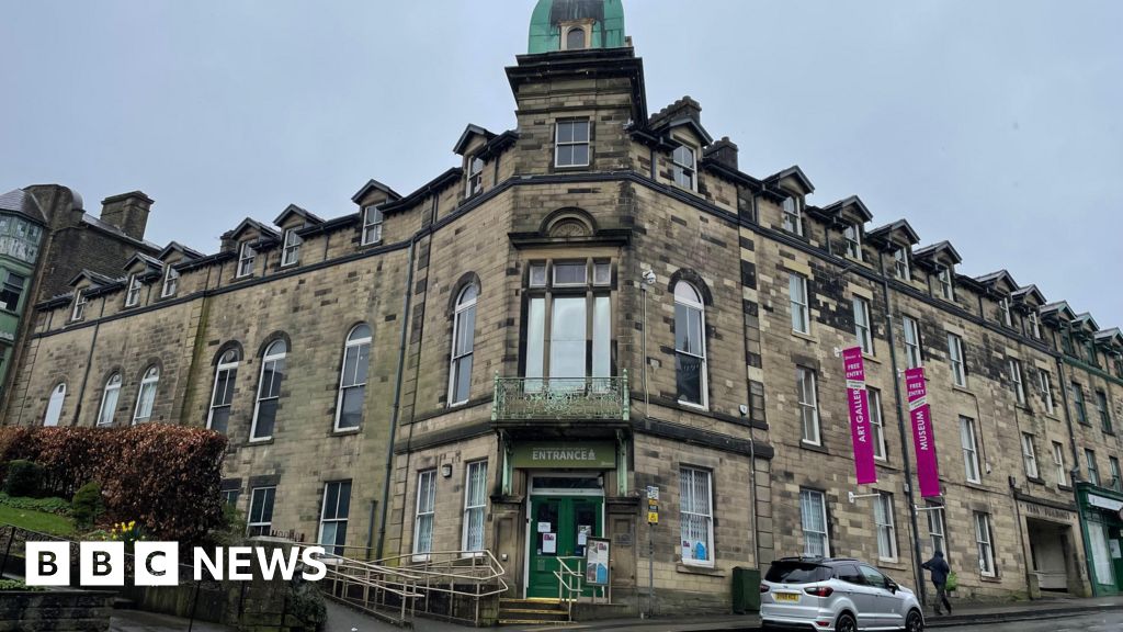 Hundreds back campaign to save Buxton Museum - BBC News