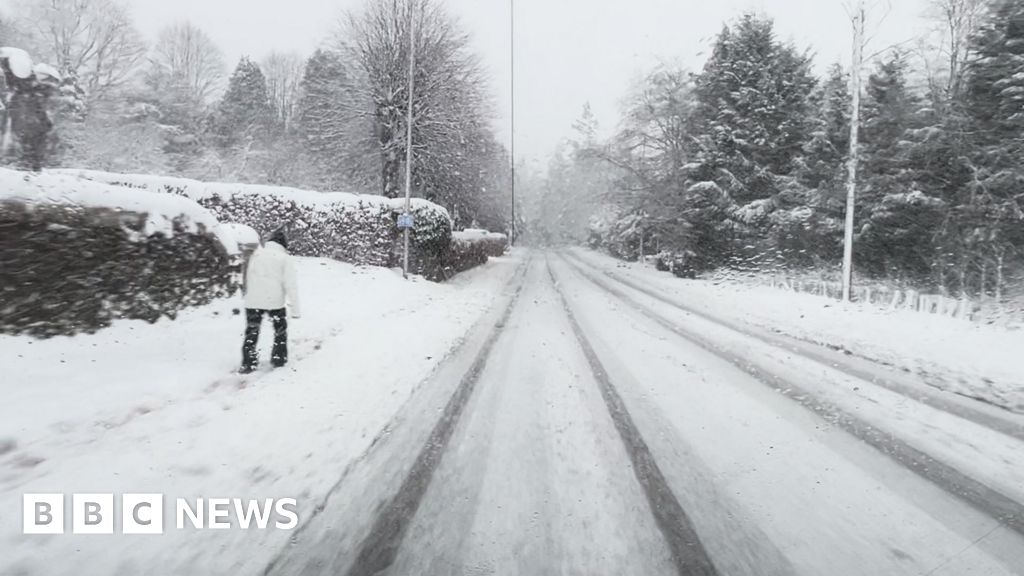 Heavy snow falls across Scotland - BBC News
