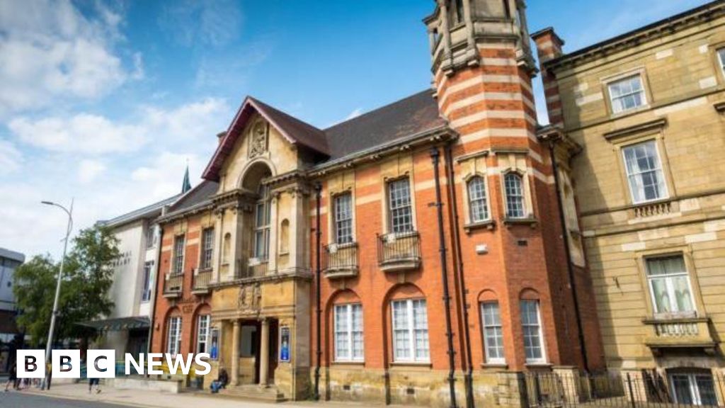 Hull, Bridlington and Scunthorpe libraries to get £800k boost - BBC News