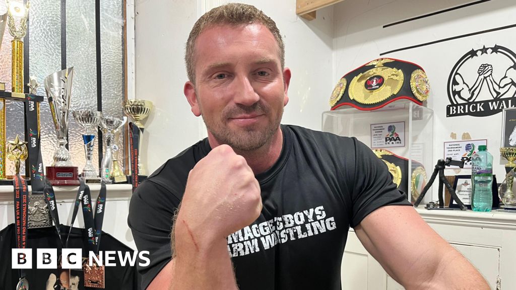 Brick to face The Fury in arm wrestling showdown - BBC News