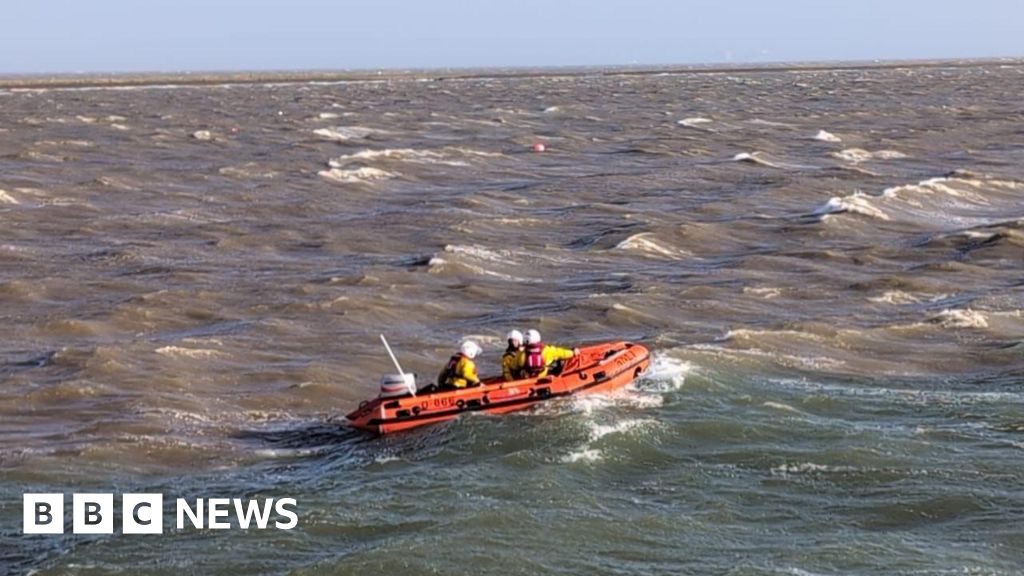 Barrow RNLI rescue kitesurfer in 'near gale force winds' - BBC News