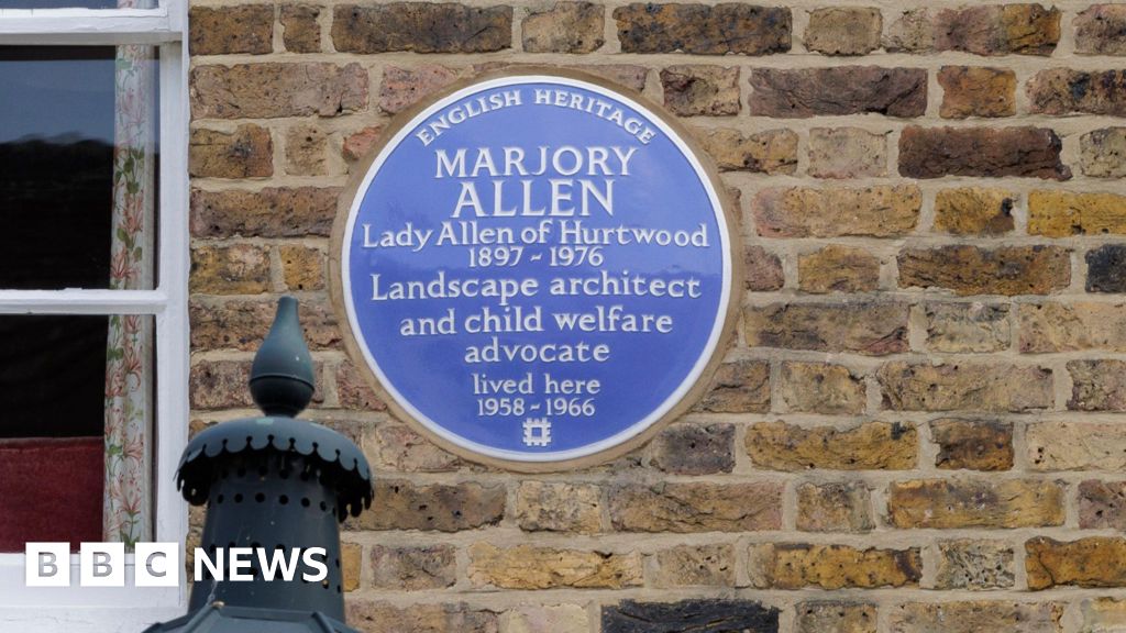 Chelsea: Blue plaque honours playgrounds creator Marjory Allen - BBC News