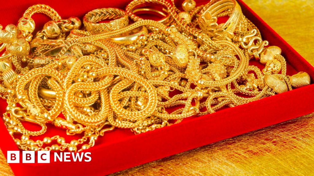 Asian gold theft suspects arrested in Bradford - BBC News