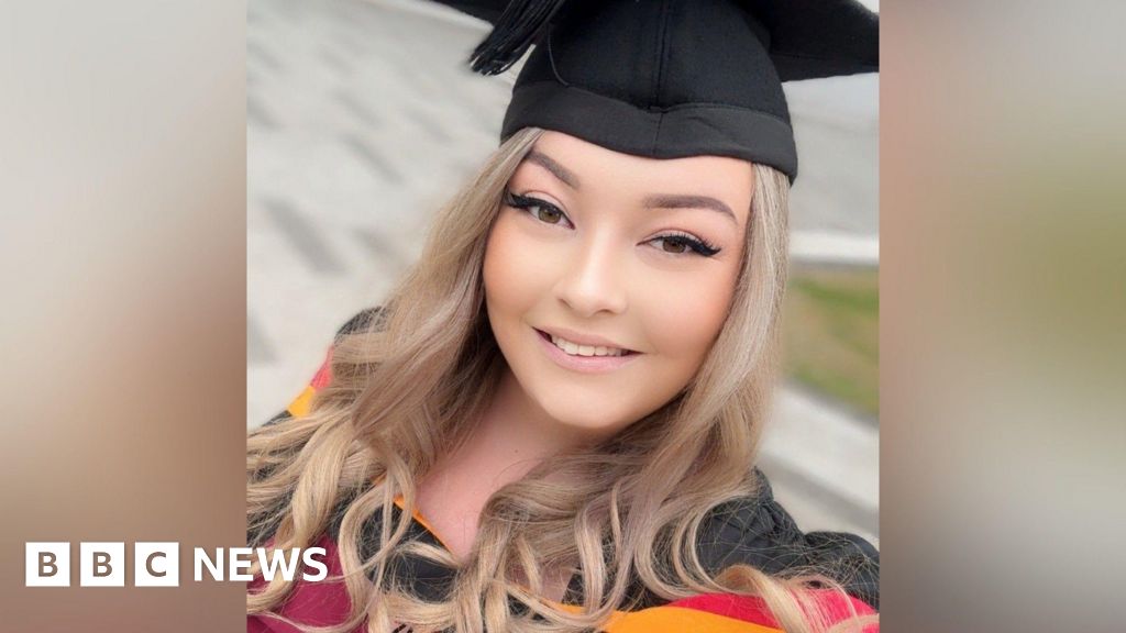 Wolverhampton single mum graduates despite two chronic illnesses