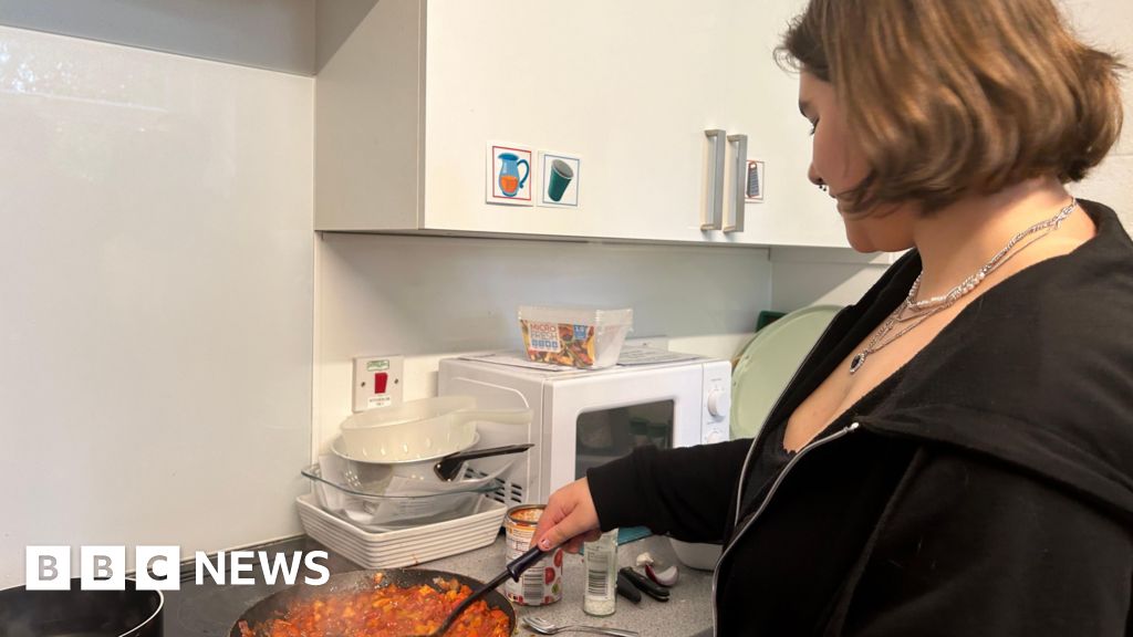 Devon project aims to stop young people skipping meals - BBC News