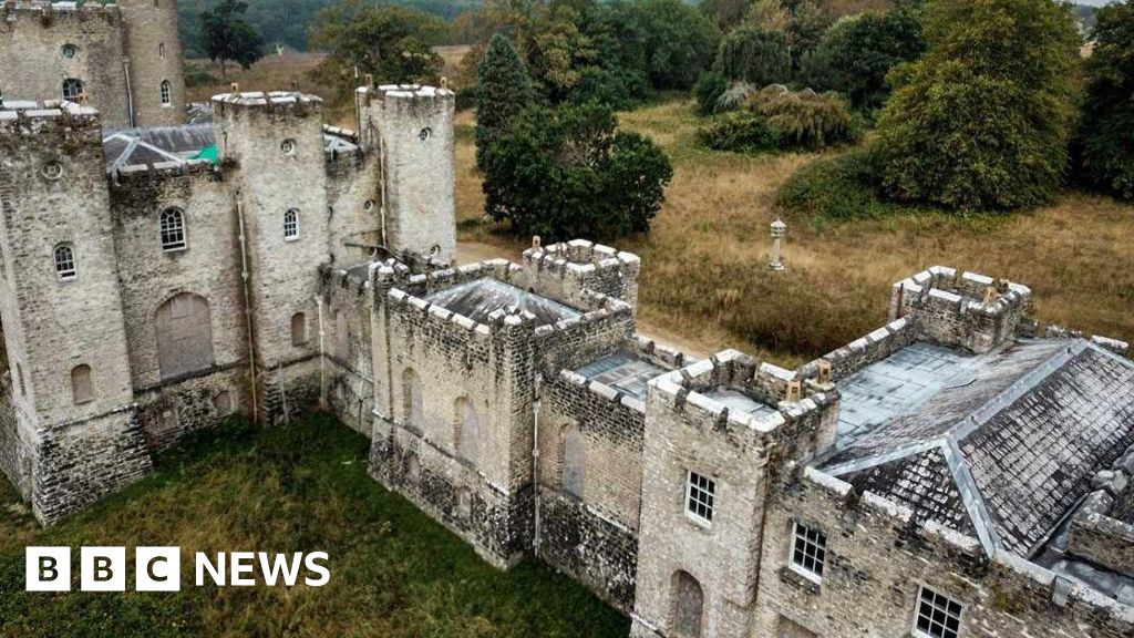 East Cowes: Urgent repairs ordered for Norris Castle - BBC News