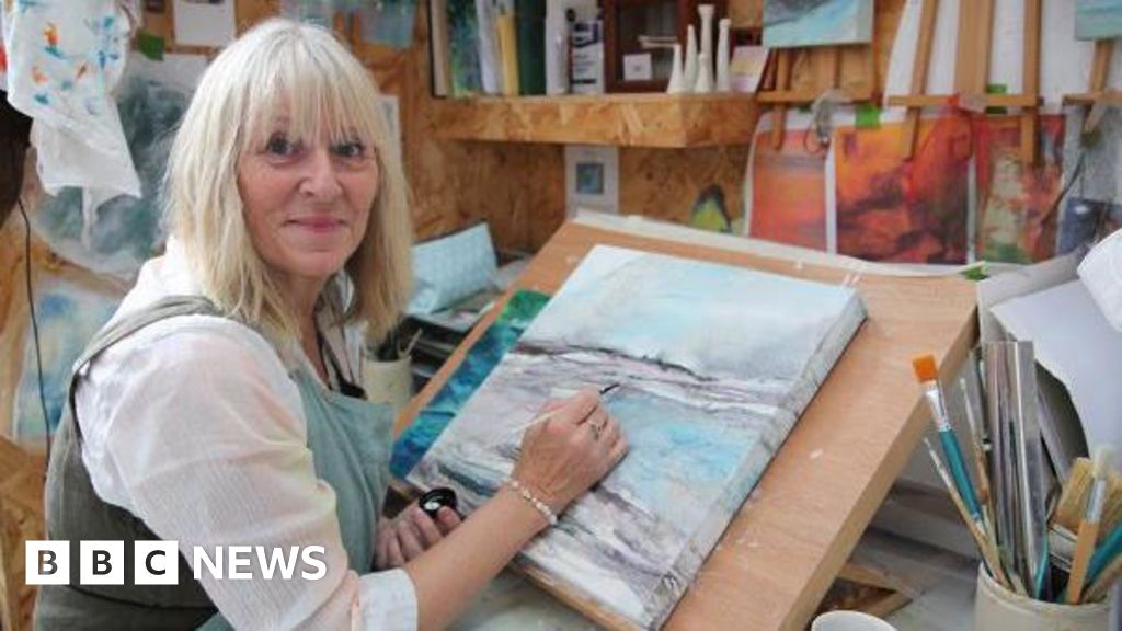 Worcester artist hosts exhibition after flooding destruction - BBC News