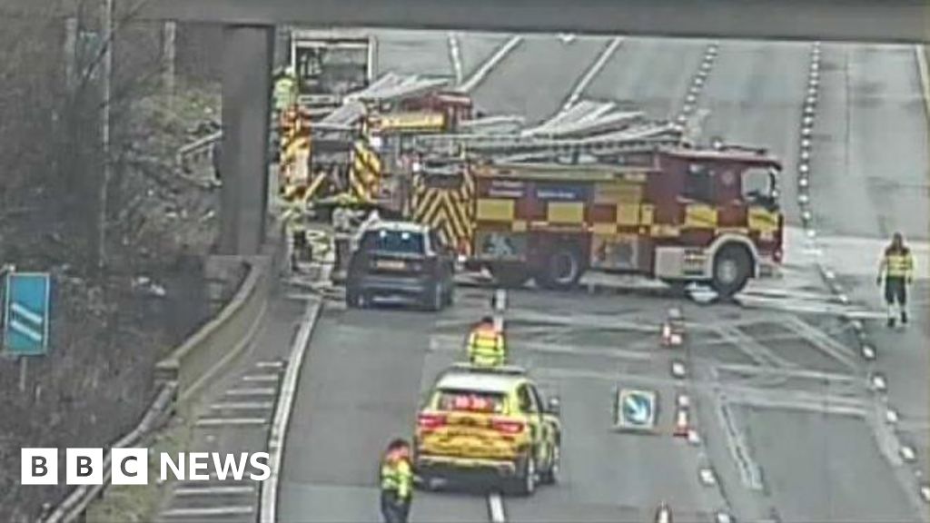 M25 in Hertfordshire shut anti-clockwise following van fire