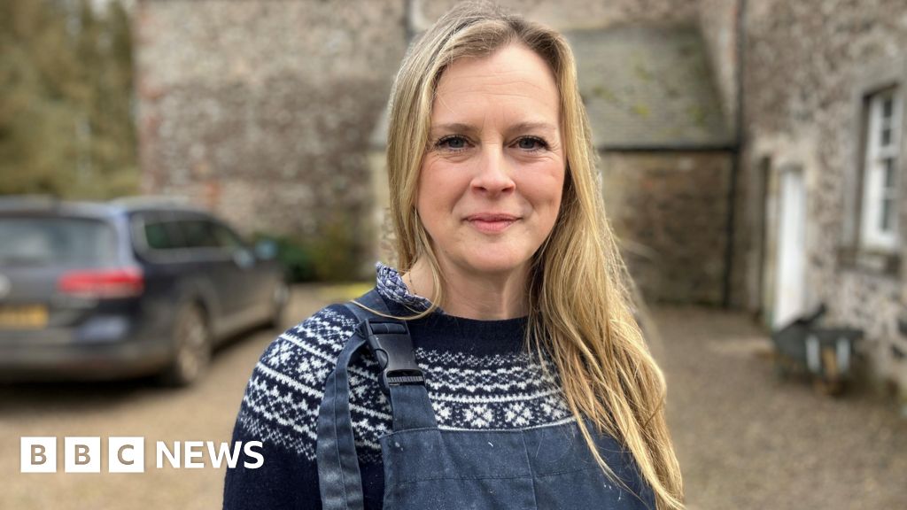 Kelso award-winning artist: 'not very good at painting' - BBC News