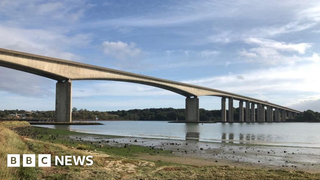 A14 Orwell Bridge lane to stay closed over safety fears - BBC News