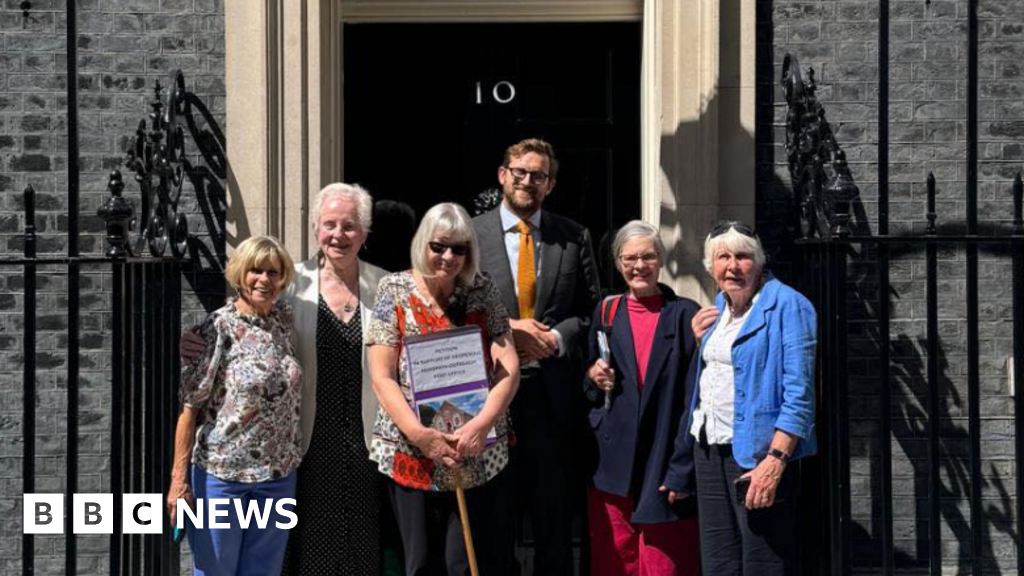 MP takes Horspath village post office petition return to No.10 - BBC News