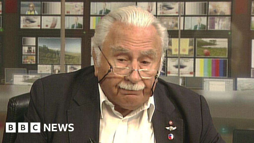 Jersey pilot Charles Strasser dies aged 97 - BBC News