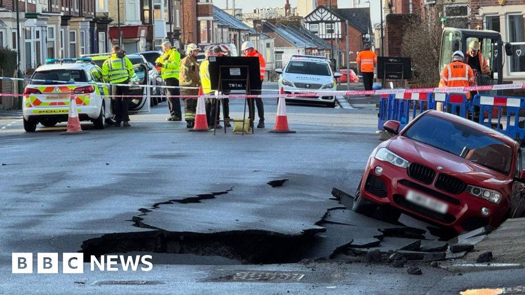 South Shields sinkhole in Broughton Road leaves street in shock - BBC News